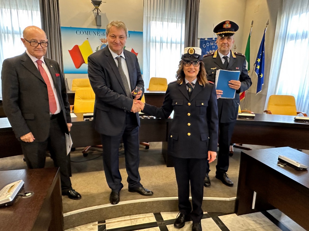 Nuovi gradi di riconoscimento per agenti polizia locale di Termoli ...